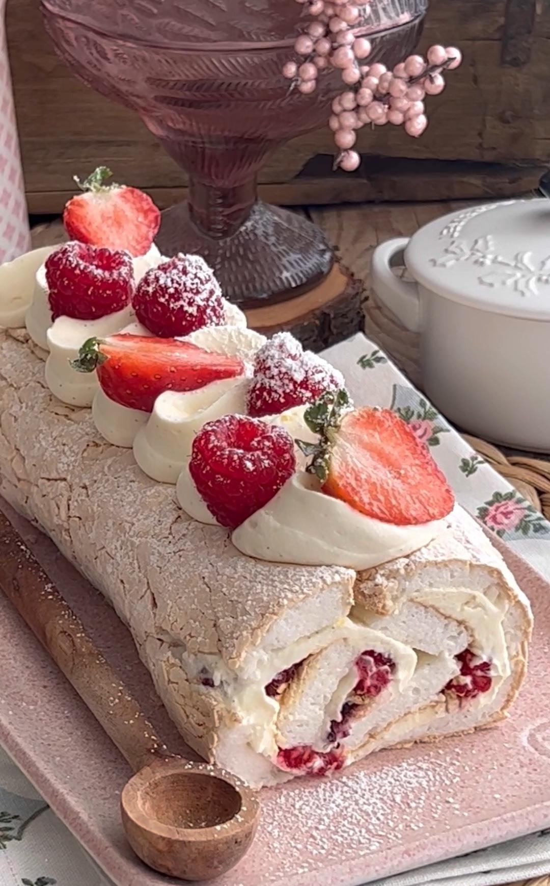 Rollo Pavlova o Roulade de merengue con frambuesa - Megasilvita